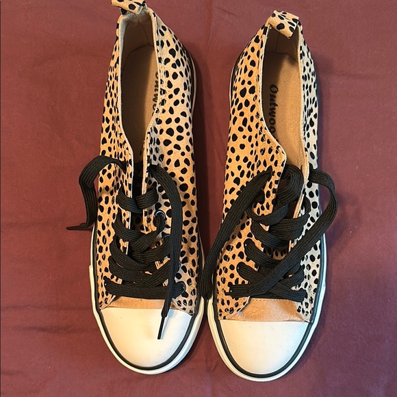 Outwoods | Shoes | Outwoods Black And Tan Sneakers With Bold Design ...